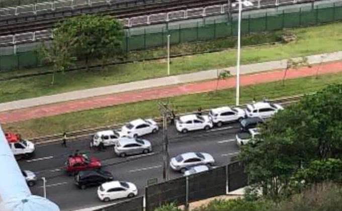 Engavetamento envolvendo seis carros deixa ferido na Paralela; saiba ... Engavetamento envolvendo seis carros deixa ferido na Paralela; saiba ...