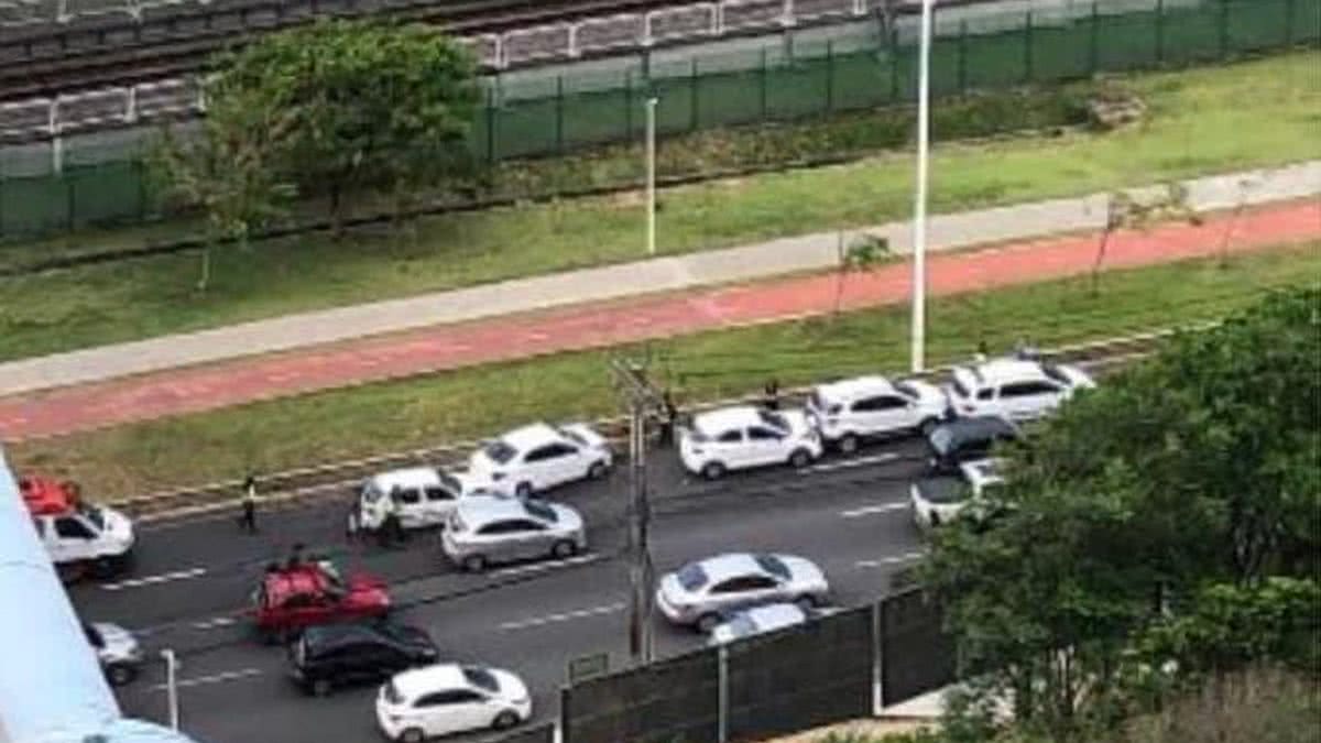 Engavetamento envolvendo seis carros deixa ferido na Paralela; saiba detalhes
