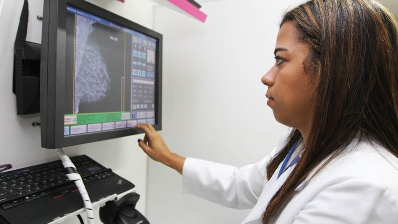 Risco de ruptura do silicone durante a mamografia é baixo, mas existe