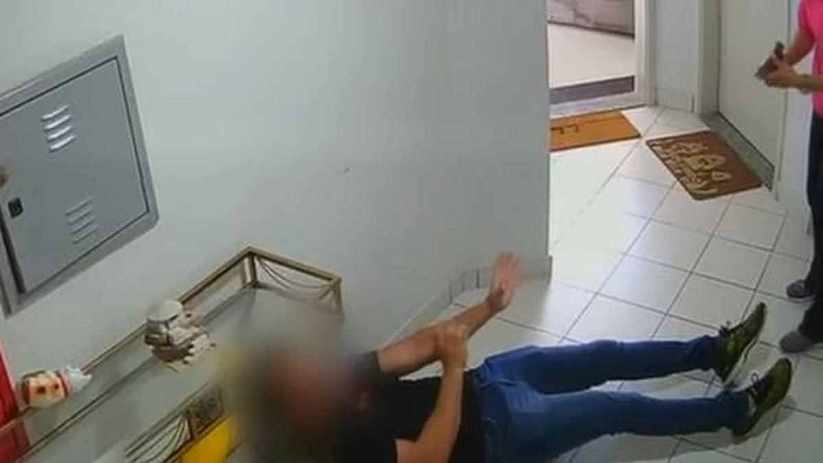 Mulher Que Aparece Em Vídeo Atirando No Namorado Pelas Costas Se