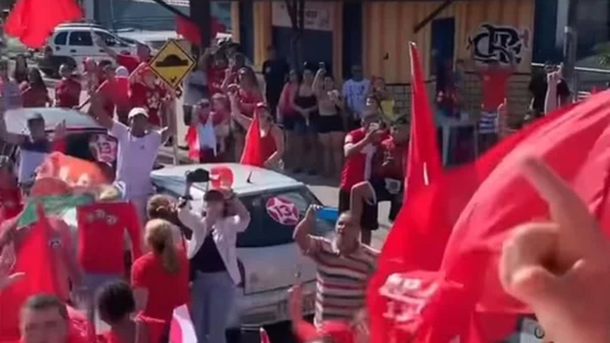 Carreata pró-Lula é alvo de rajada de tiros; governadora estava no local Carreata pró-Lula é alvo de rajada de tiros; governadora estava no local