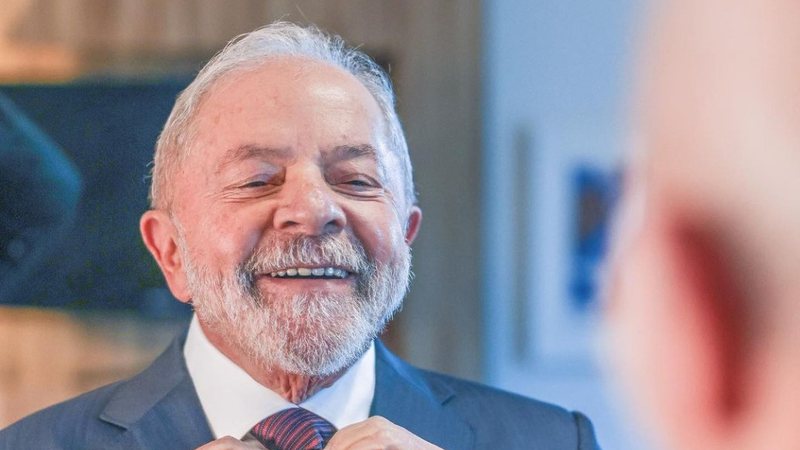 Após revelar voto, influenciador baiano usa vestido com rosto de Lula ...