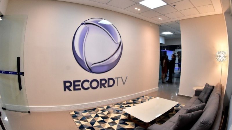 Repórter da RecordTV comemora retorno ao trabalho após cura do câncer ... Repórter da RecordTV comemora retorno ao trabalho após cura do câncer ...