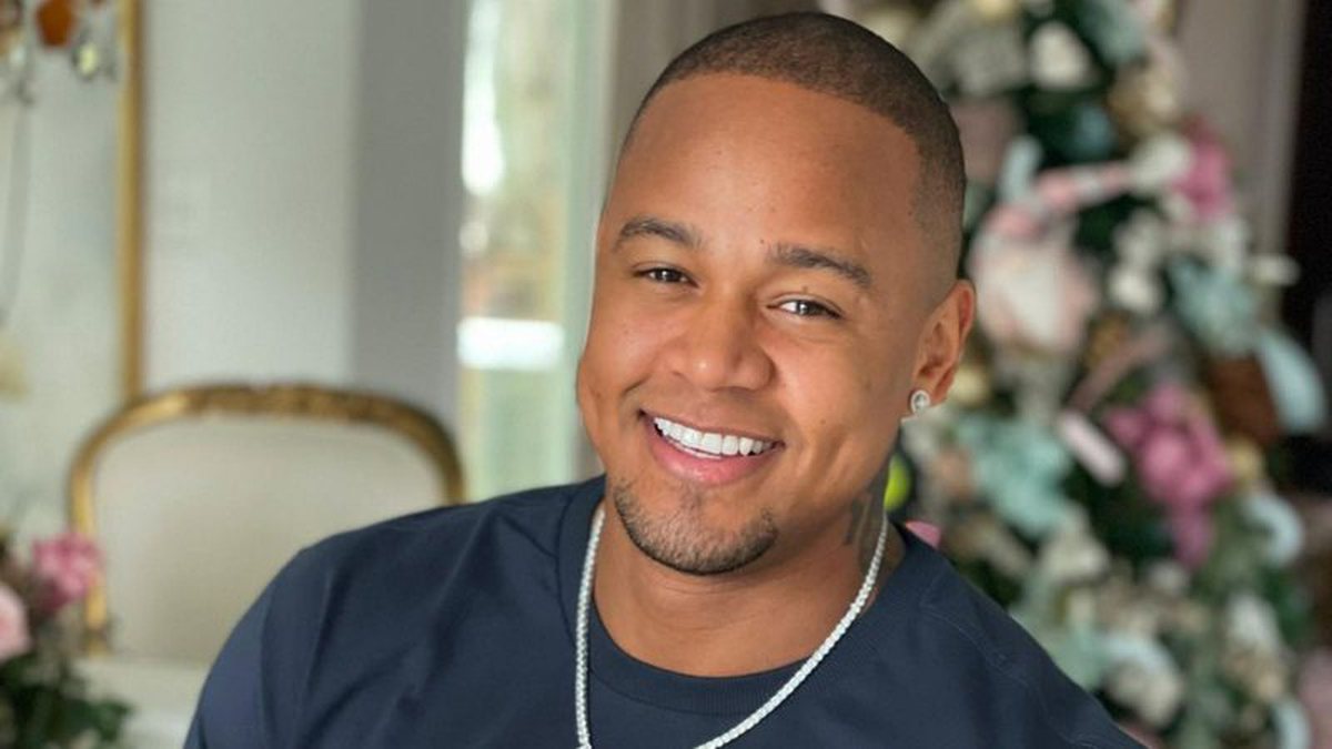 Radicalizou! Léo Santana surge com novo visual e surpreende fãs; veja vídeo