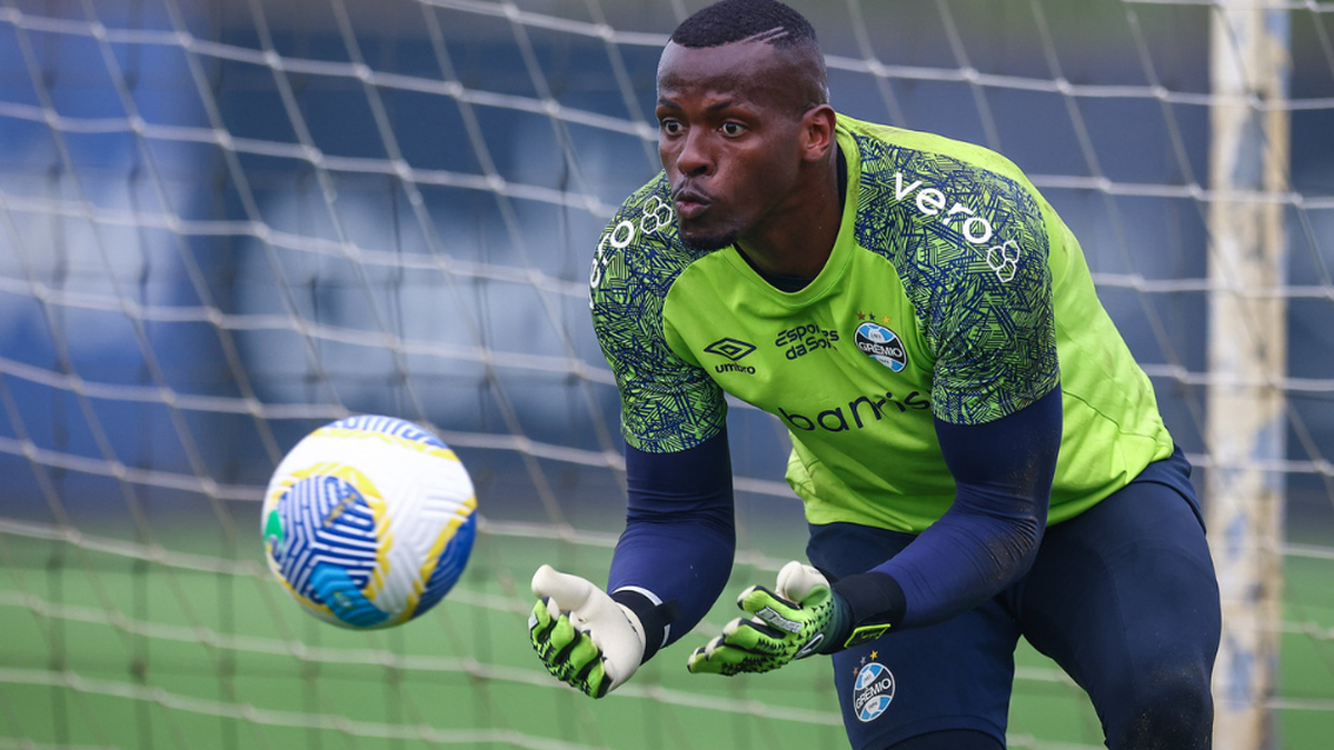 Goleiro Caíque se manifesta após ser acusado por torcedor do Internacional; entenda