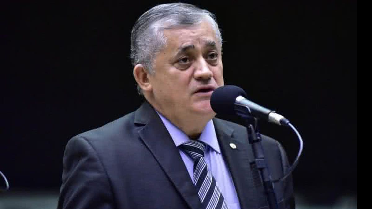 Líder do governo diz que Gleisi vai "meter a faca" em cargos do Centrão