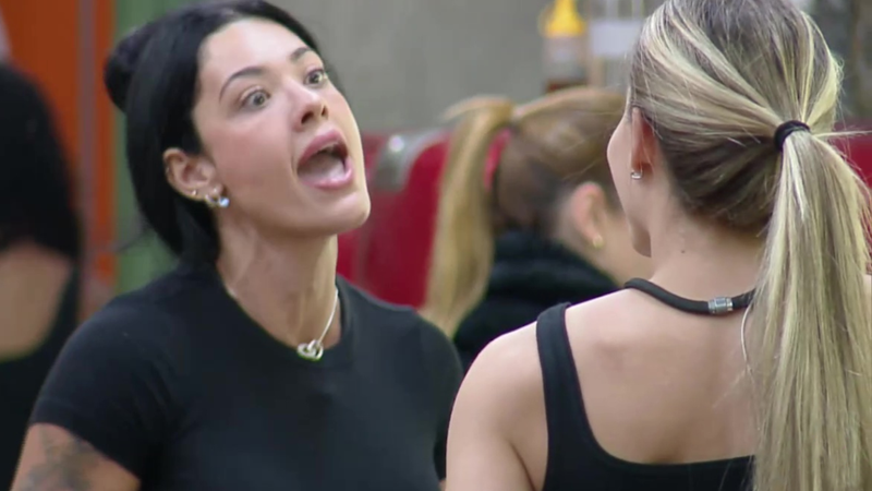 A Fazenda 17: Namorada de Belo se exalta e mostra os peitos em nova briga: 'Piranha'; assista