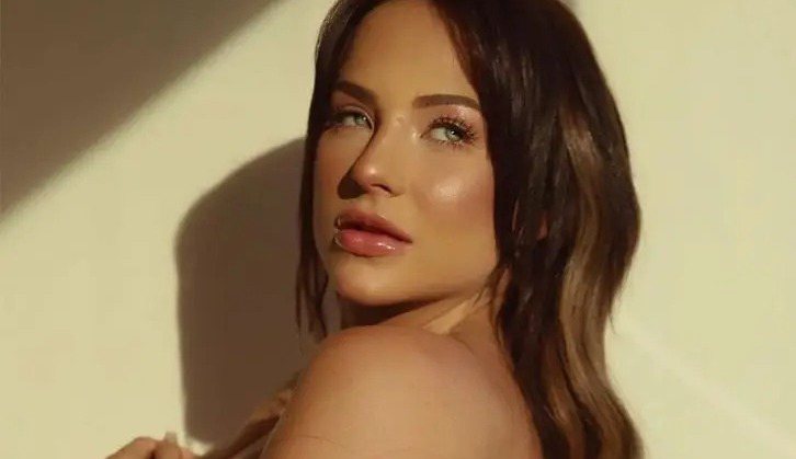 Vídeo: Gabi Martins é flagrada nua por vizinhos enquanto trocava de roupa