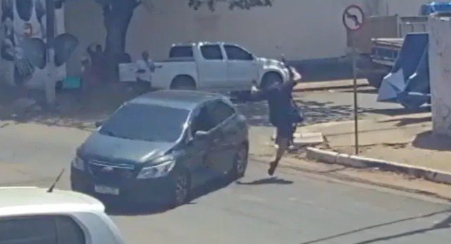 Pedestre pula e escapa por um triz de ser atropelado por carro; assista