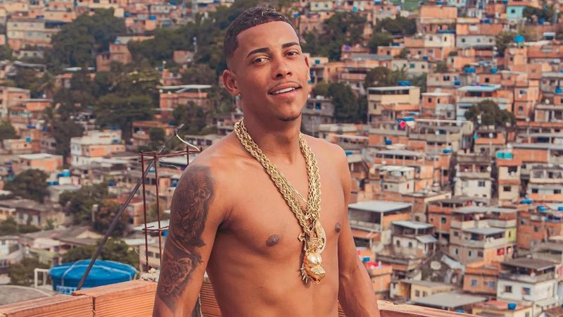 Quem é o cantor MC Poze, que comprou carro de R$ 1 milhão descalço?