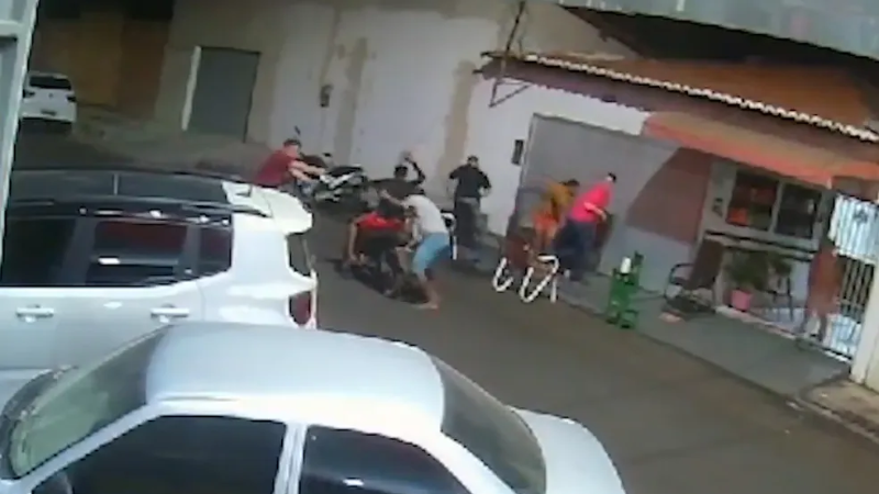 VÍdeo Homem é Baleado Por Policial à Paisana Ao Tentar Assaltar Família