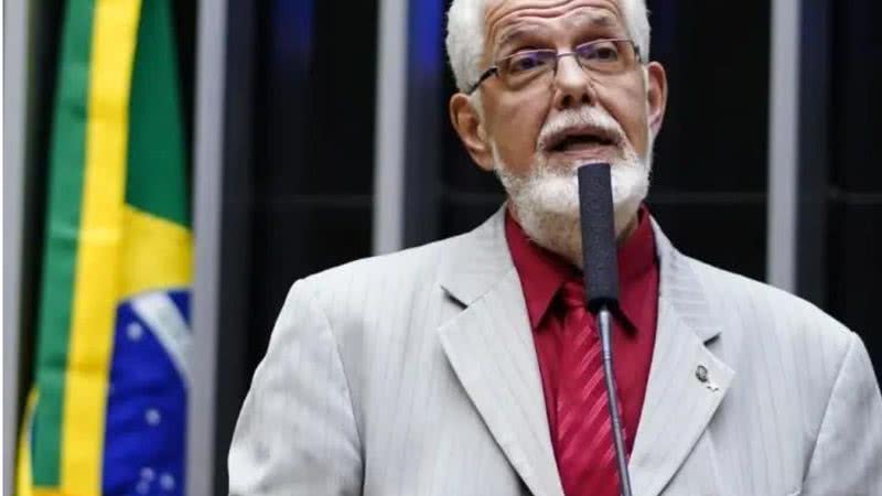 "Enquanto ele ainda usava chupeta, eu já estava trabalhando, lutando ...