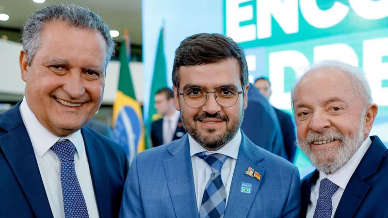 Prefeito baiano do União Brasil posa com Lula e Rui em Brasília