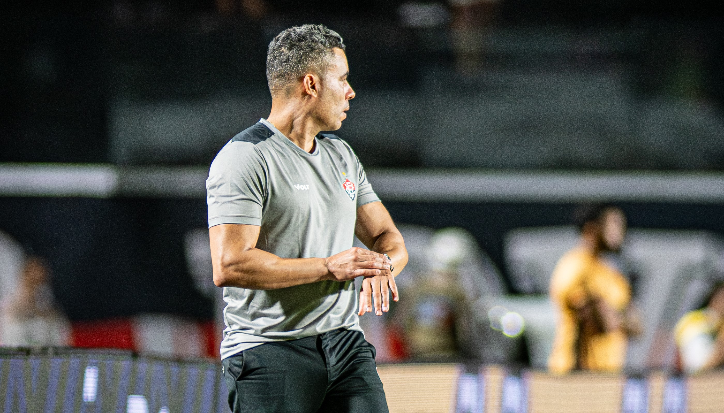 Climão! Jair Ventura e Vojvoda têm aperto de mão 'caloroso' após fim da partida; veja