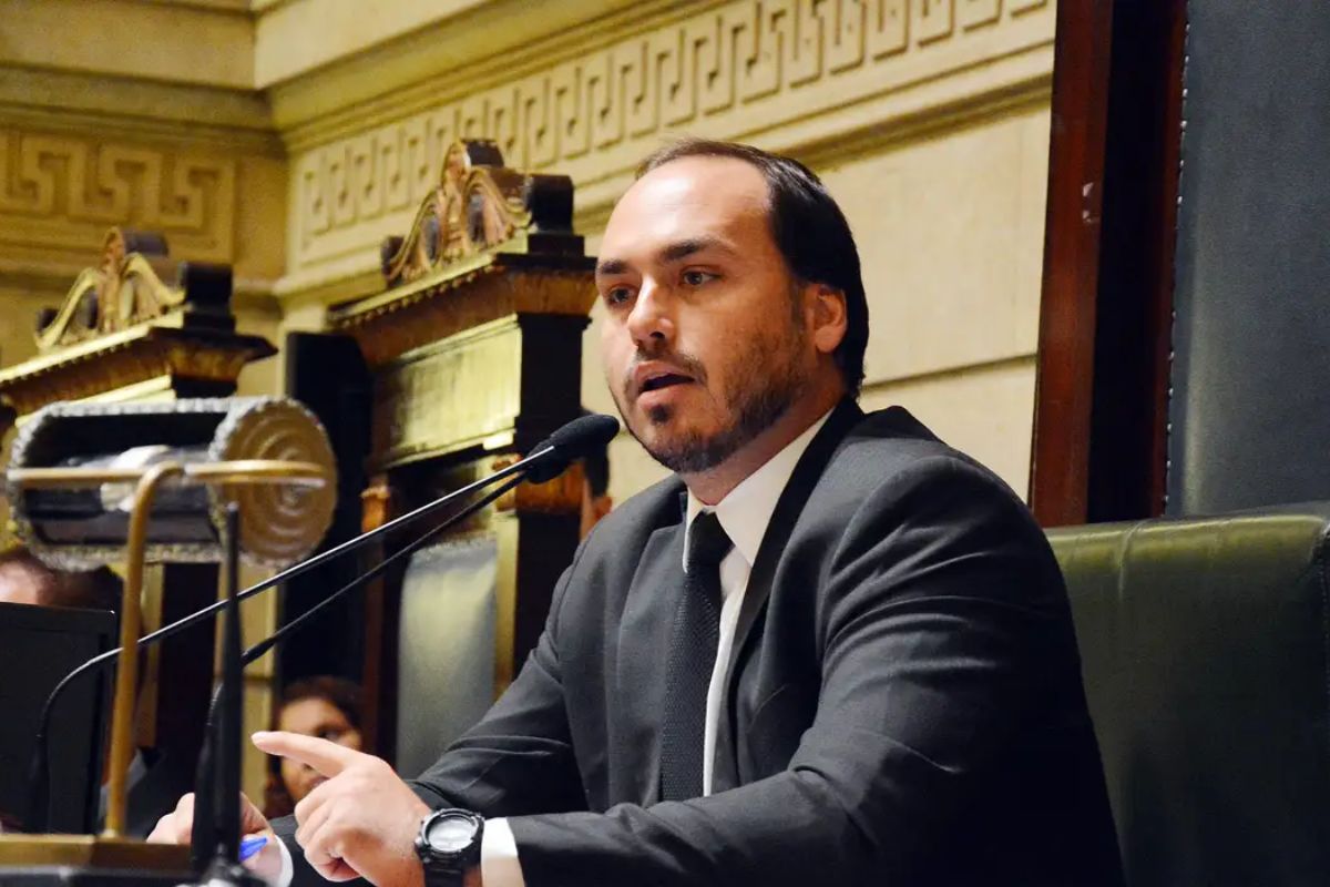 Carlos Bolsonaro lança candidatura para 2026; saiba para qual cargo