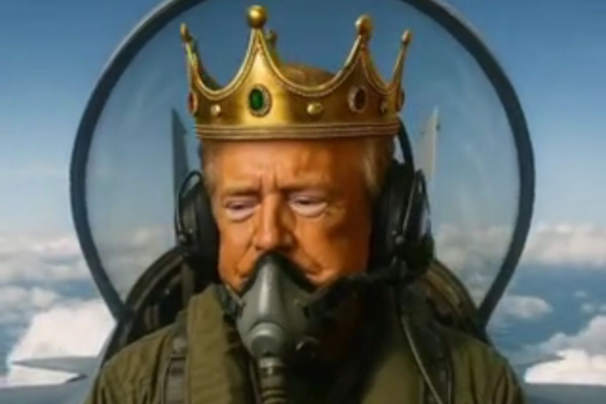 Donald Trump debocha ao publicar vídeo usando coroa e jogando cocô em ...