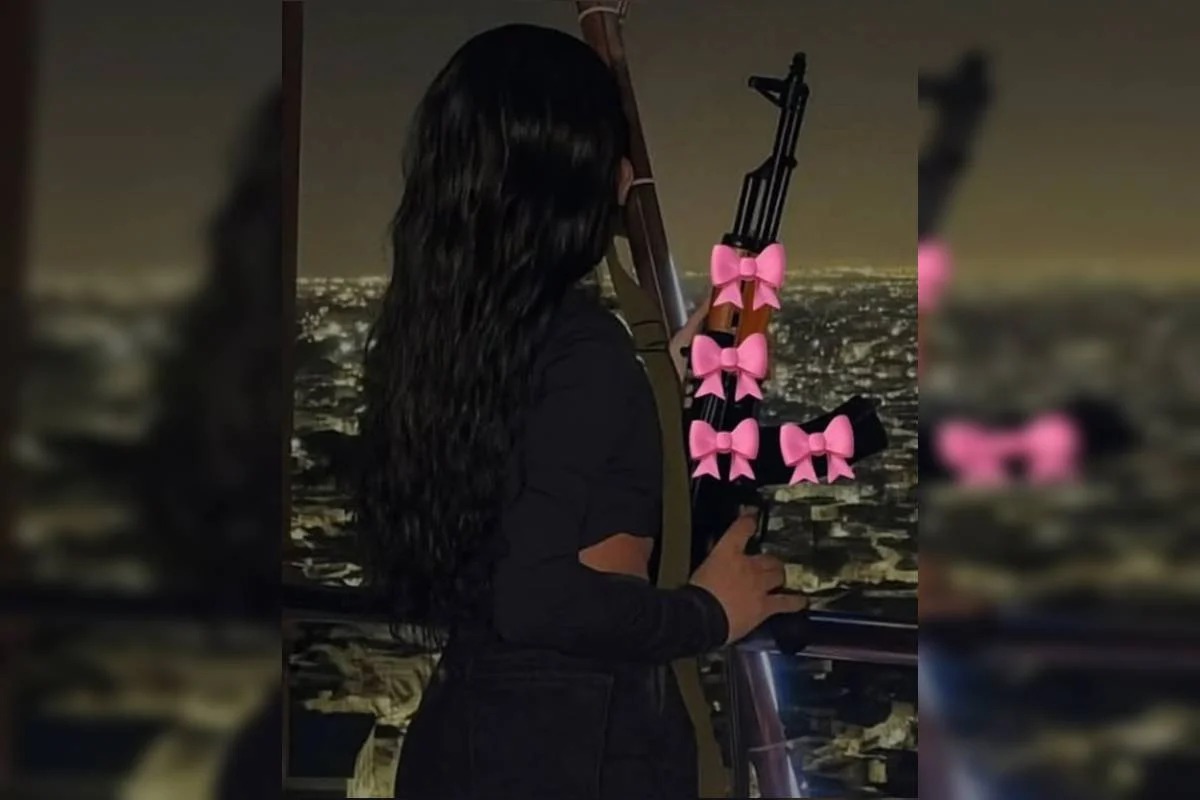 Fotos da Japinha do CV em poses provocantes e ostentando armas ...