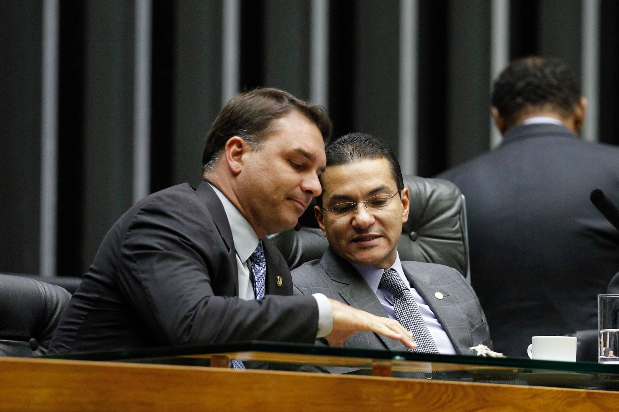 Flávio Bolsonaro apela e leva 'cano' de presidente de partido