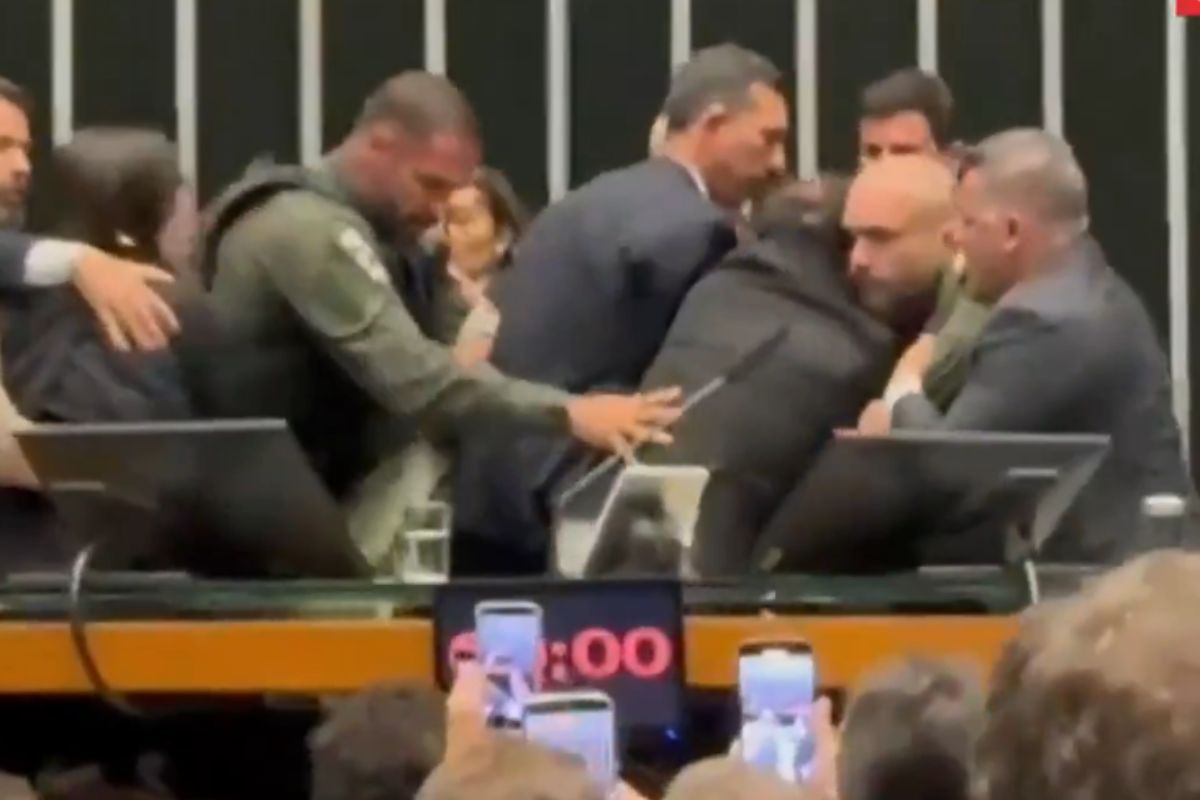 Deputado Glauber Braga é retirado a força do plenário da Câmara