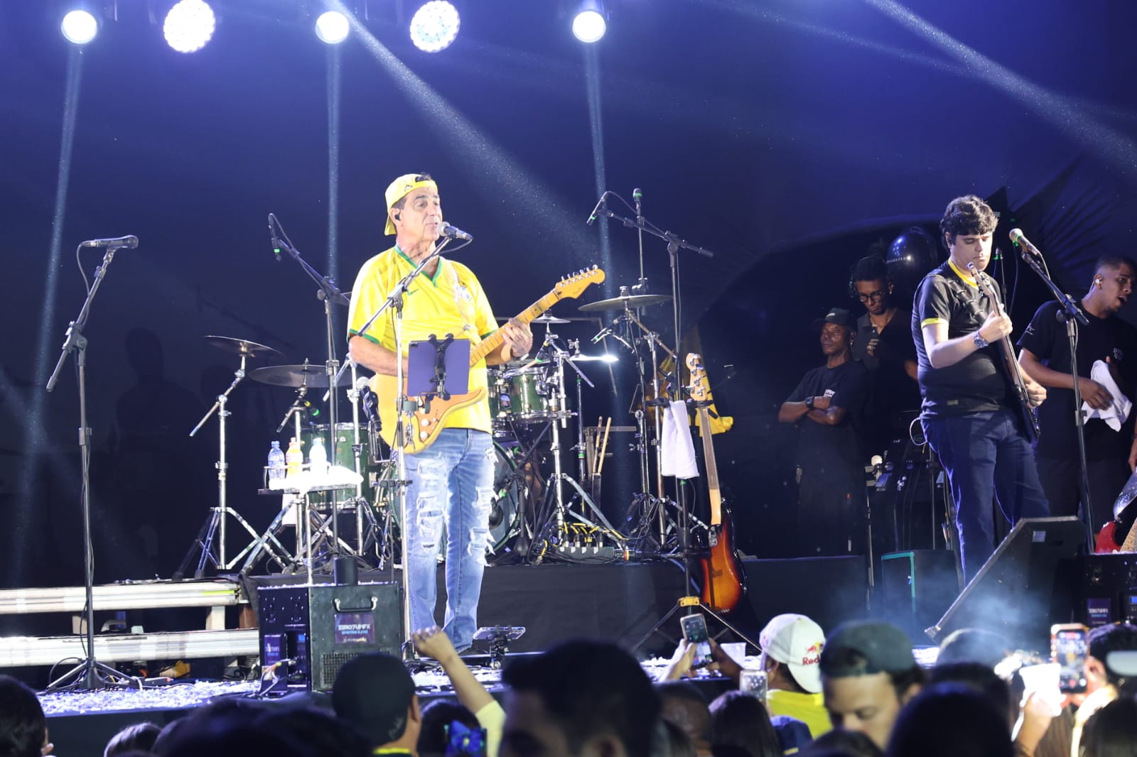 Durval Lelys agita torcedores no Ginga Salvador; confira