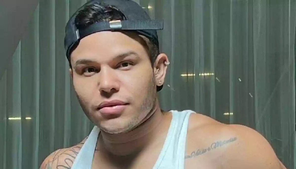 Tierry oficializa romance e posa para foto com nova namorada; confira