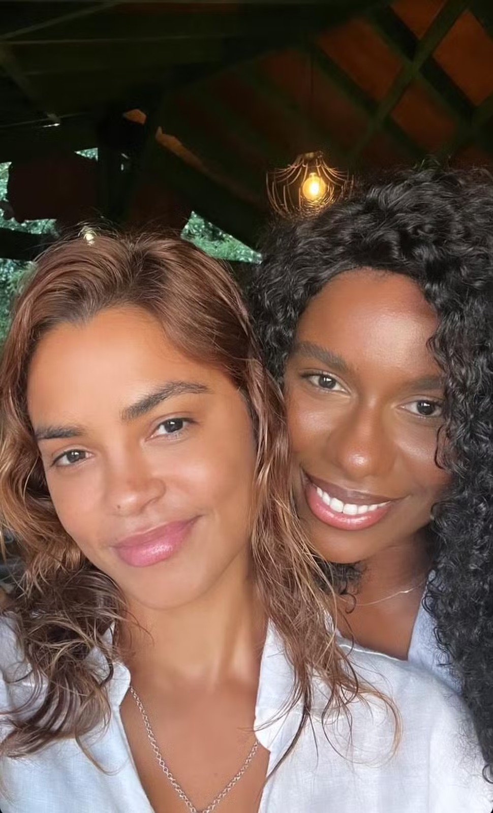 Lucy Alves surge em clima de romance com namorada; veja foto