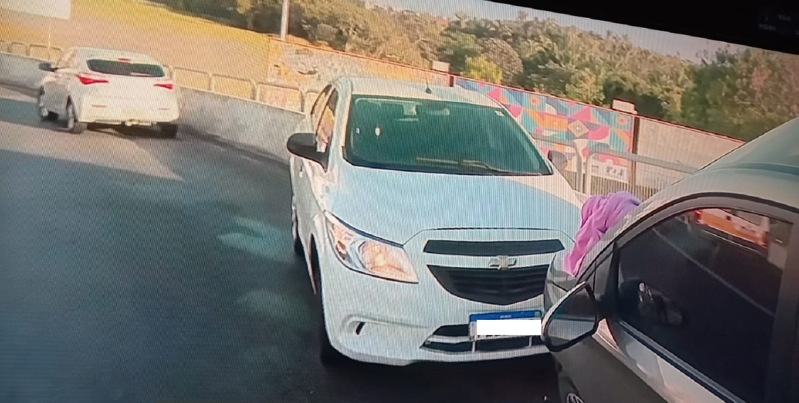 Motorista perde o controle e bate carro em viaduto da Avenida Paralela