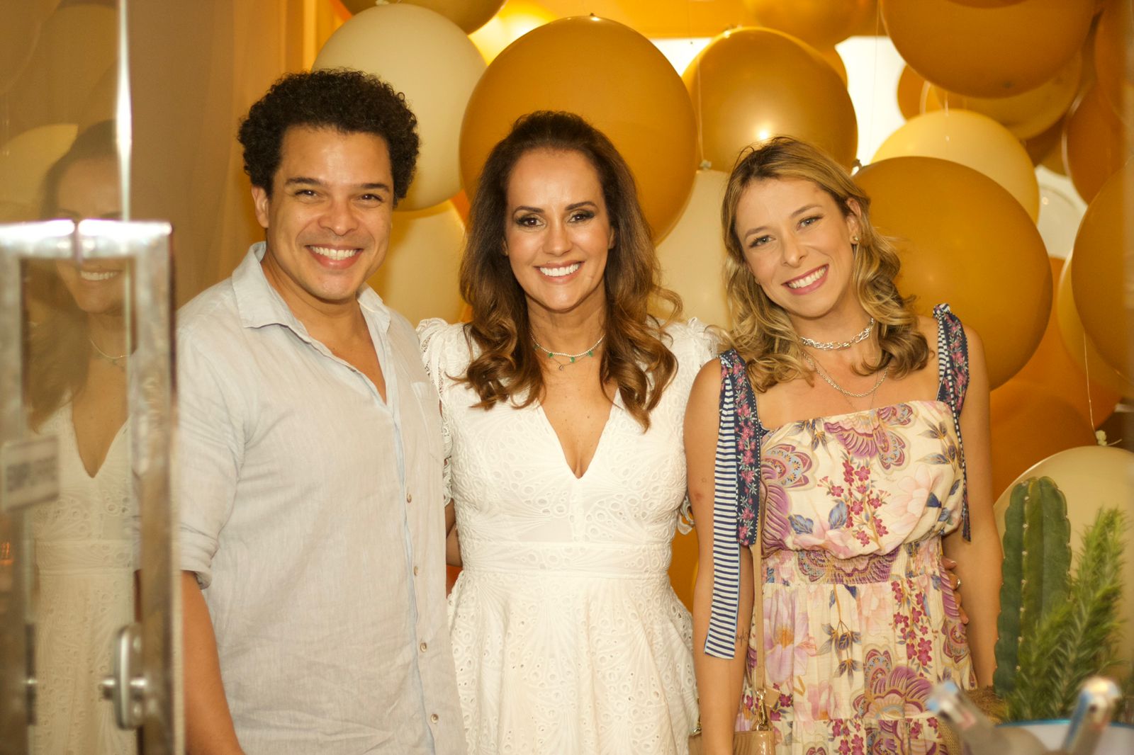 BNews Around: Famosos curtem noite de festa no restaurante Pedra do Mar