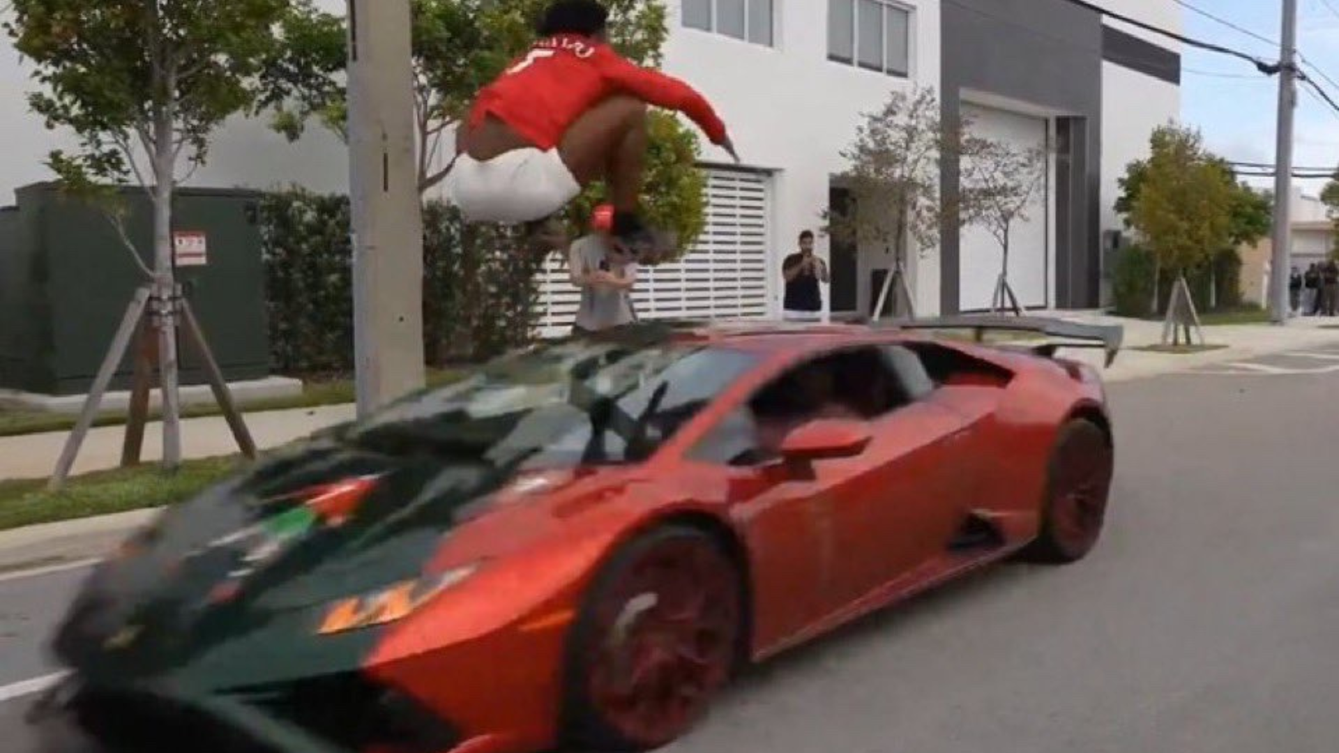 VÍDEO: Youtuber famoso tem canal banido após pular por cima de carro em ...