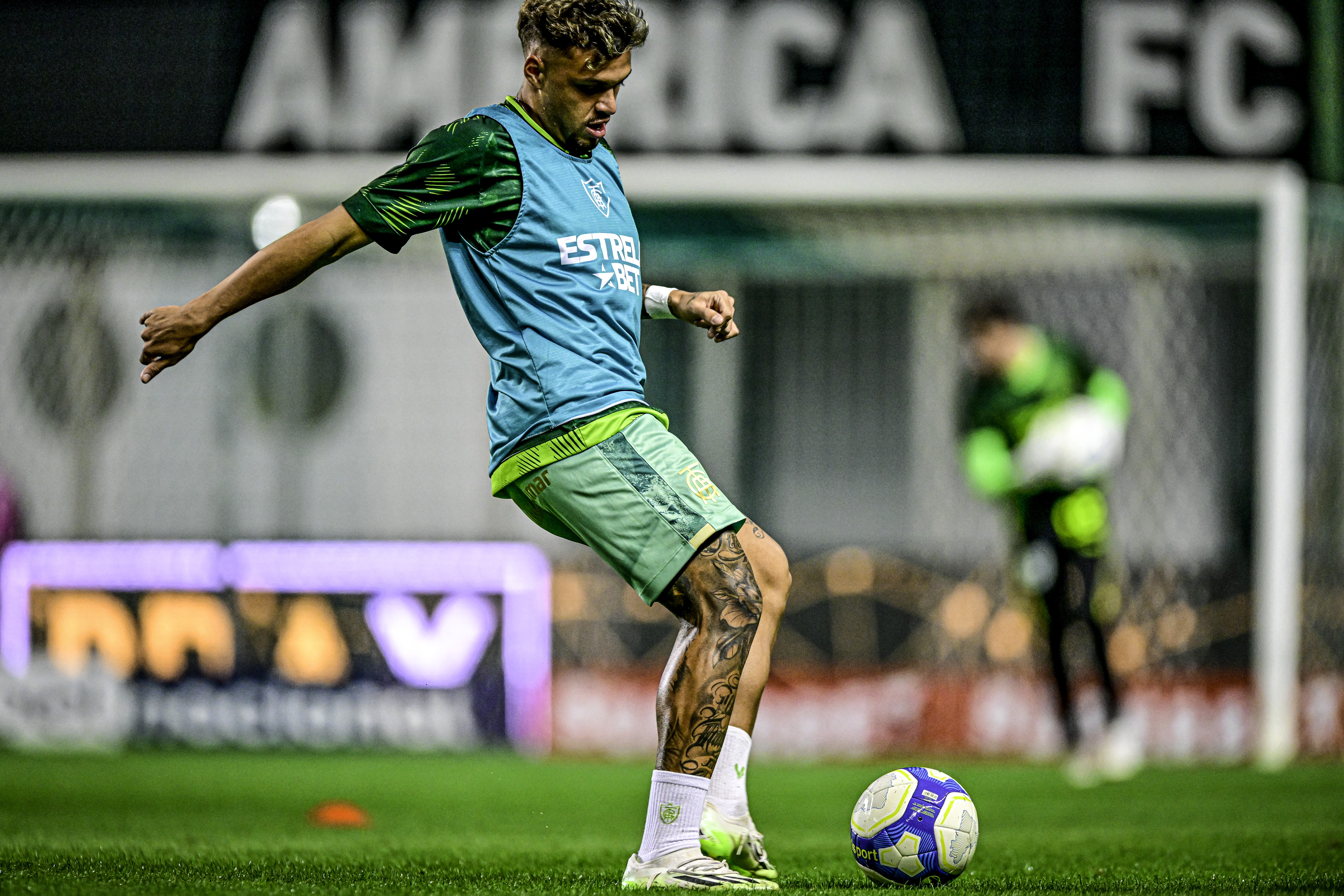 Emprestado pelo Vitória, Daniel Jr sai do banco e marca golaço em sua ...