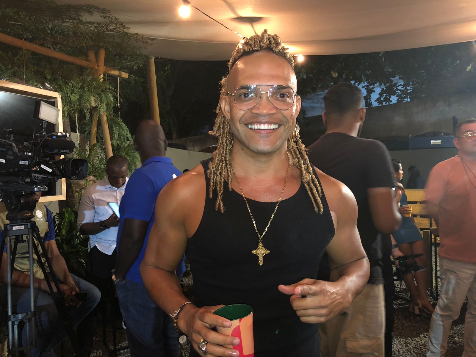 Vocalista do Timbalada, Buja Ferreira exalta Leo Santana: "Tudo que ele ...