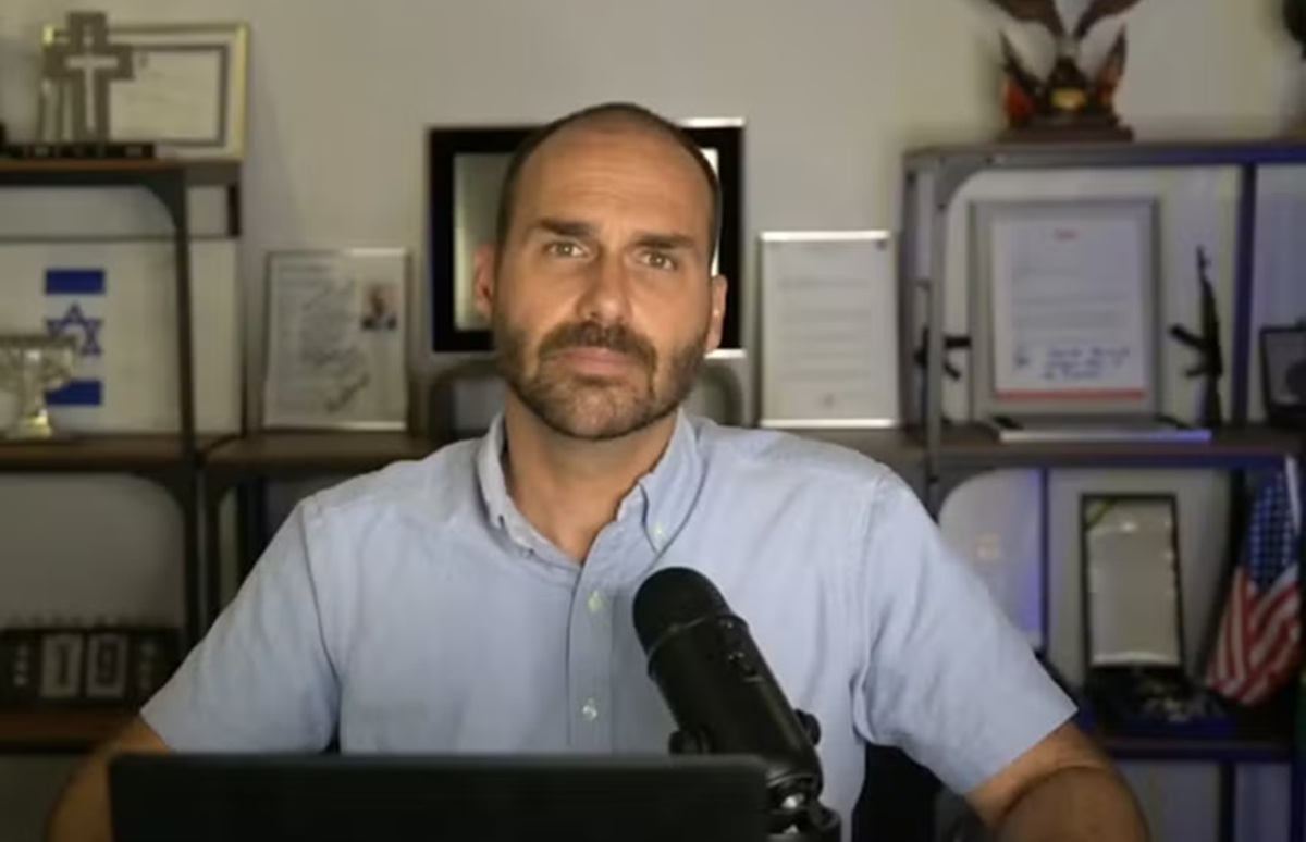 Eduardo Bolsonaro diz que pode passar décadas “exilado”