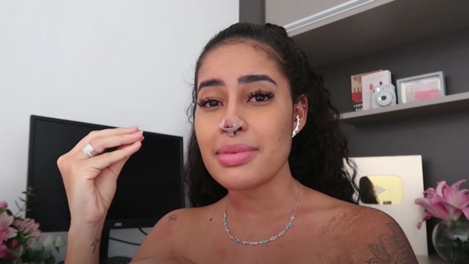 Irritada, Sthe Matos rebate críticas a procedimento no nariz: "Uma merda de vida mesmo"