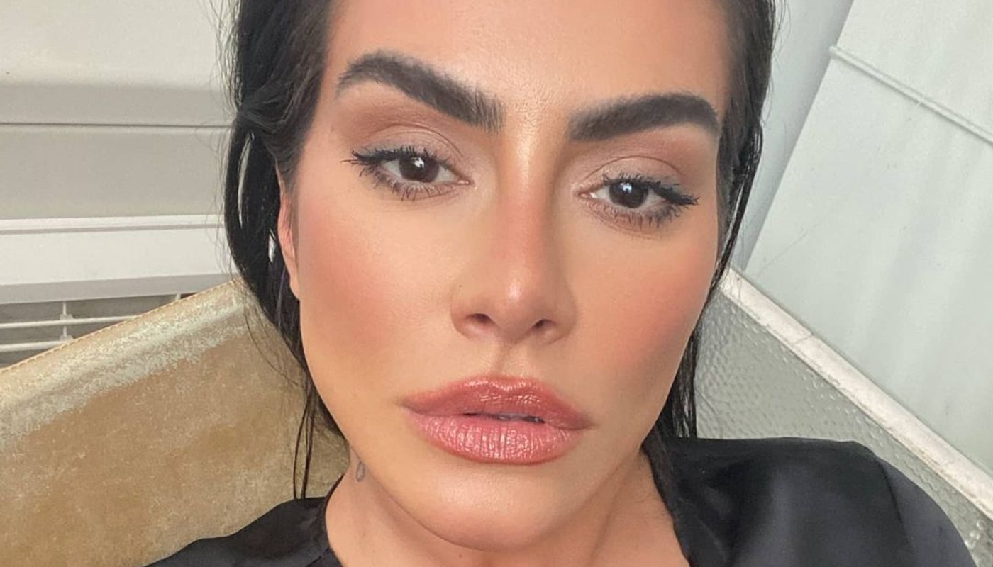 Cleo Pires ousa no decote e quase mostra tudo; veja foto