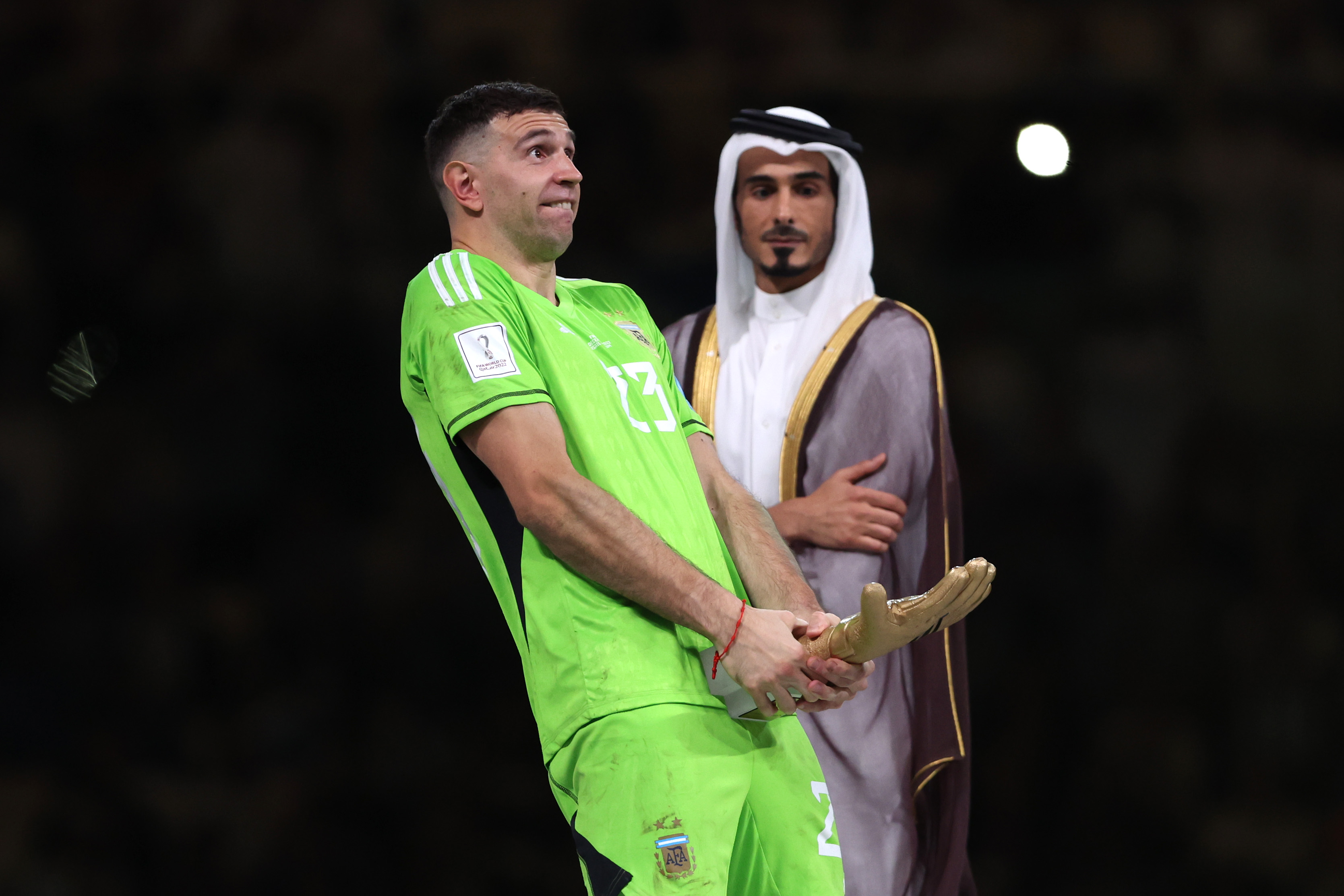 Goleiro da Argentina explica por que simulou pênis com troféu após título Goleiro da Argentina explica por que simulou pênis com troféu após título