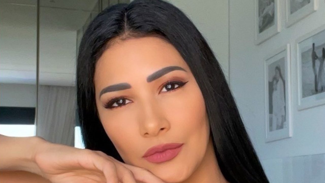 Simaria sensualiza em foto ousada e quase mostra demais; veja clique