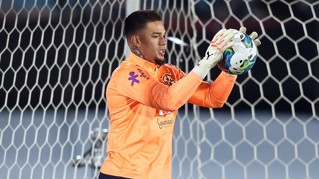 Ederson vence prêmio de melhor goleiro do mundo; confira
