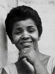 Elza Soares: relembre a vida e a carreira da artista em linha do tempo