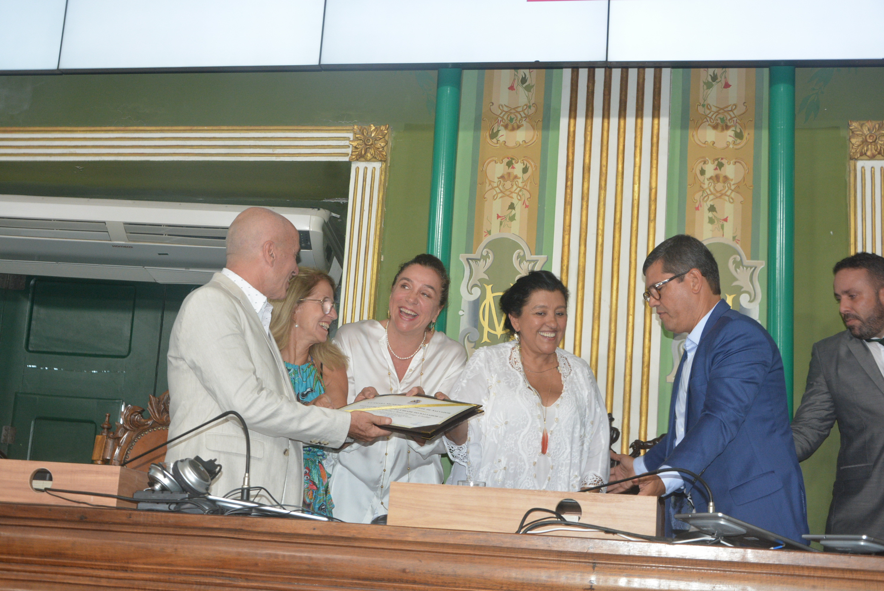Regina Casé e Marisa Orth na Câmara Municipal de Salvador? Saiba o motivo