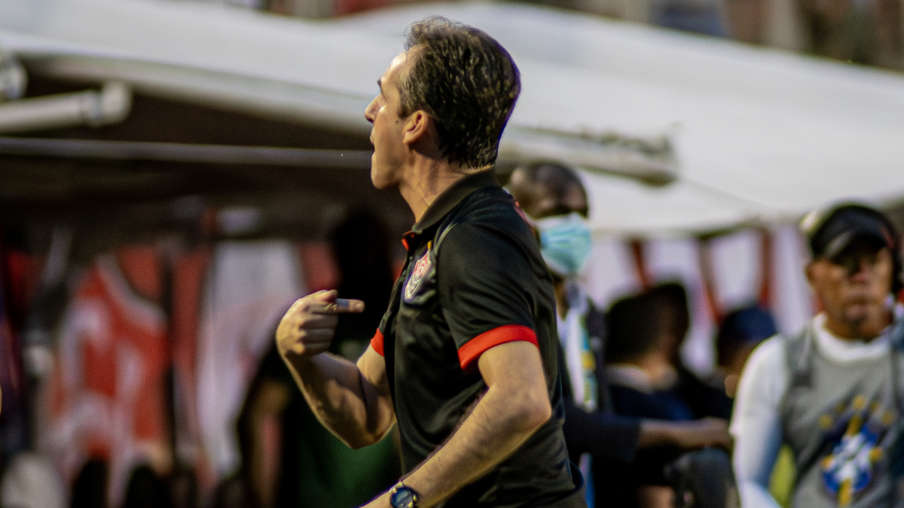 Léo Condé pede valorização do elenco após cobrança por Luan em campo ...