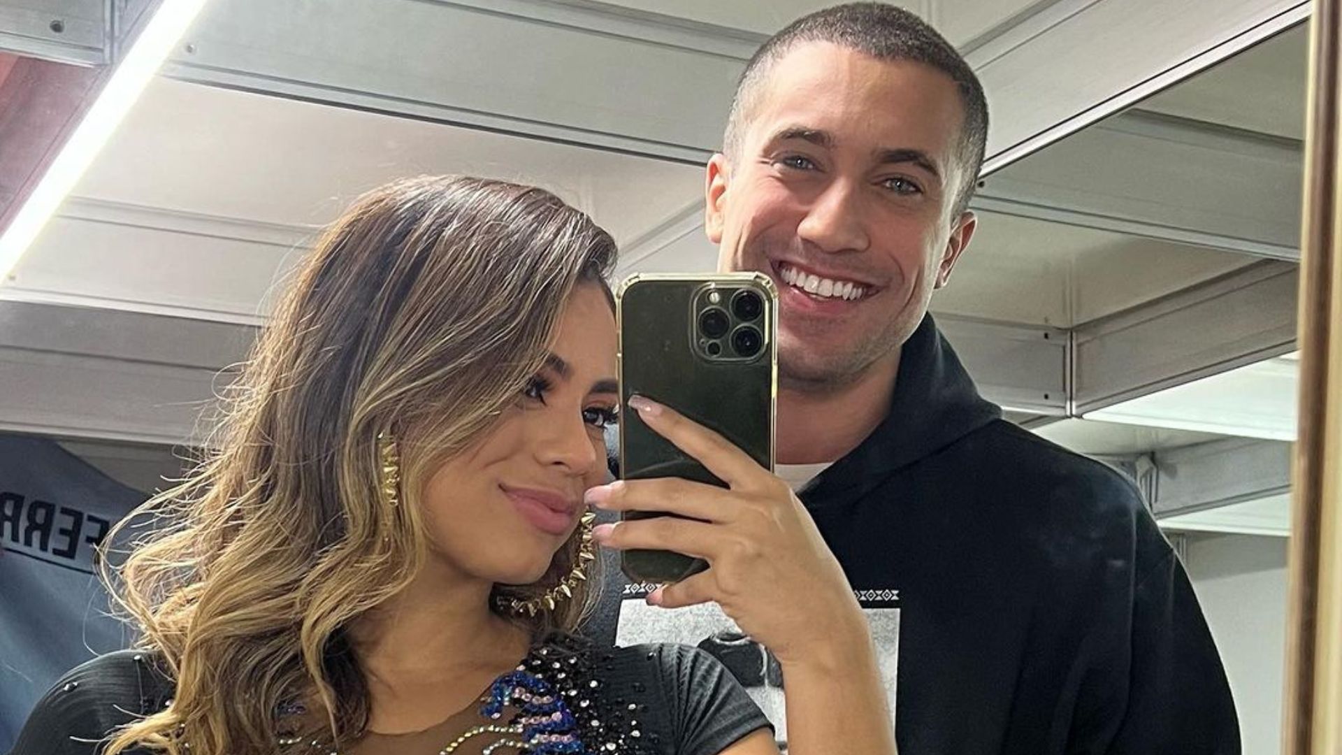 Noivo de Lexa volta ao Brasil após pedido de casamento e cantora revela ...