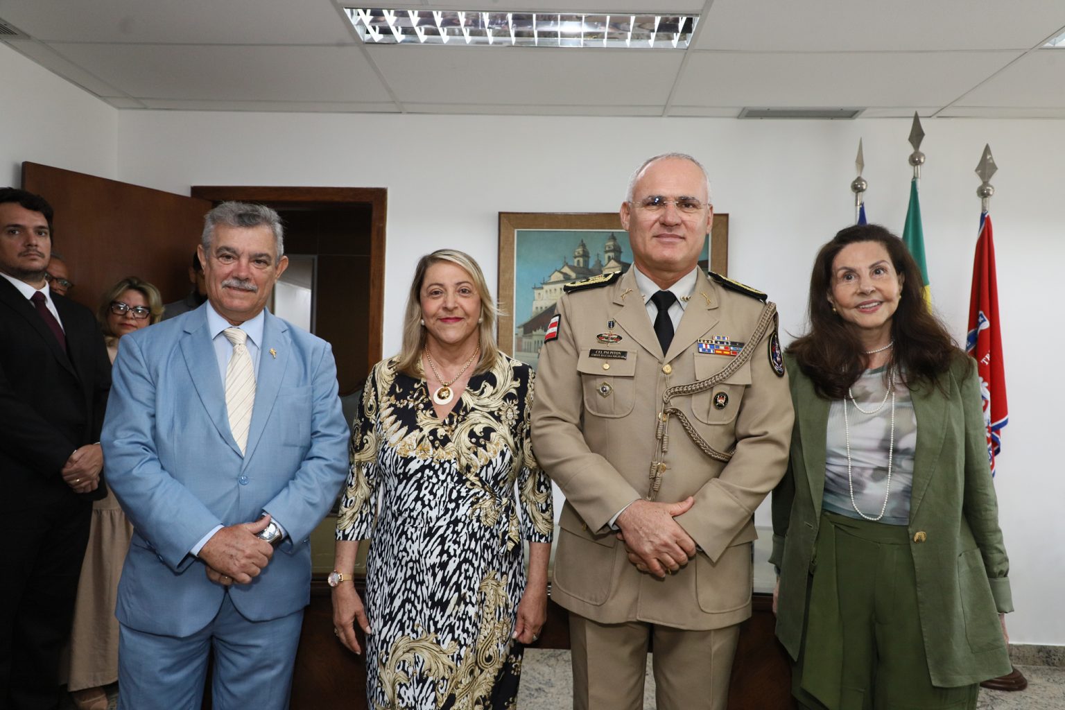 Presidente do TJBA e desembargadores recebem Medalha do Mérito da Casa ...