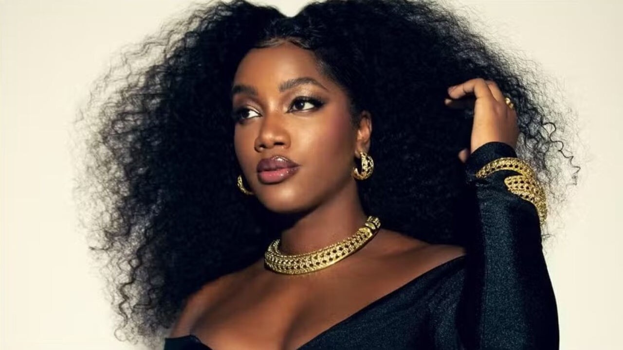 Iza ganha ‘vale night’ e quase mostra tudo com roupa transparente ao curtir show; confira