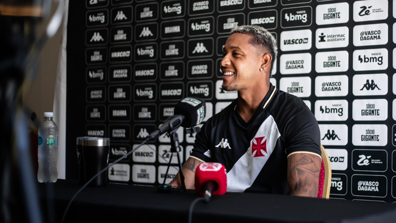 Atacante ex-Vitória é apresentado como reforço de time da Série A