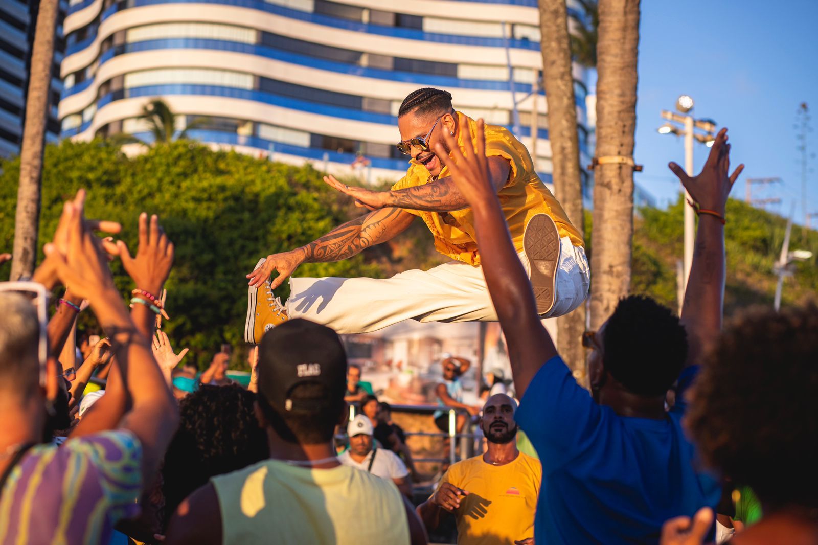 VÍDEO: Tony Salles surpreende fãs com flash mob de “Perna Bamba” na Barra