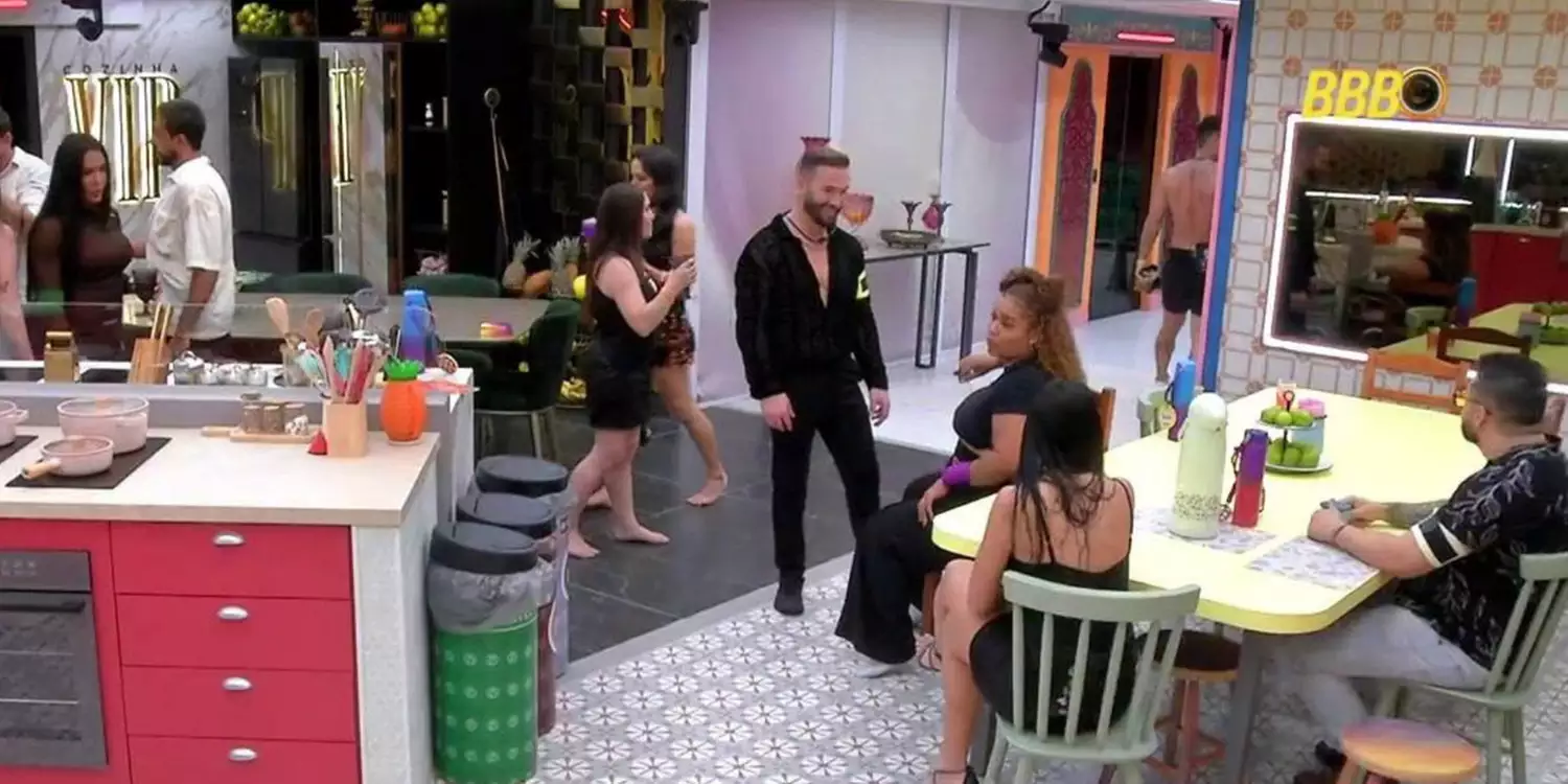 BBB 25: Sister exagera na bebida e faz xixi na cozinha; veja vídeo