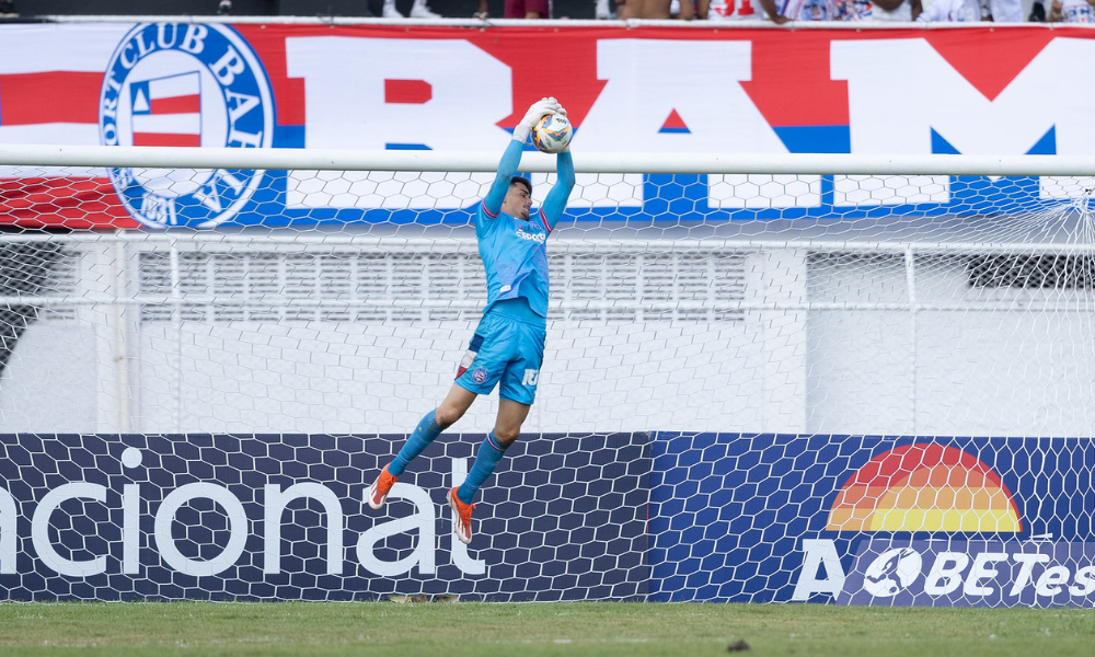 Goleiro do Bahia celebra estreia no time profissional do Esquadrão ...