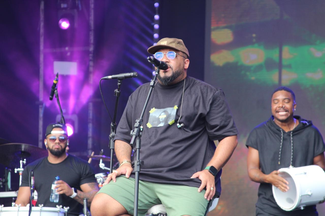 Aclamado pelo público, Tiee sobe ao palco do Samba Piatã