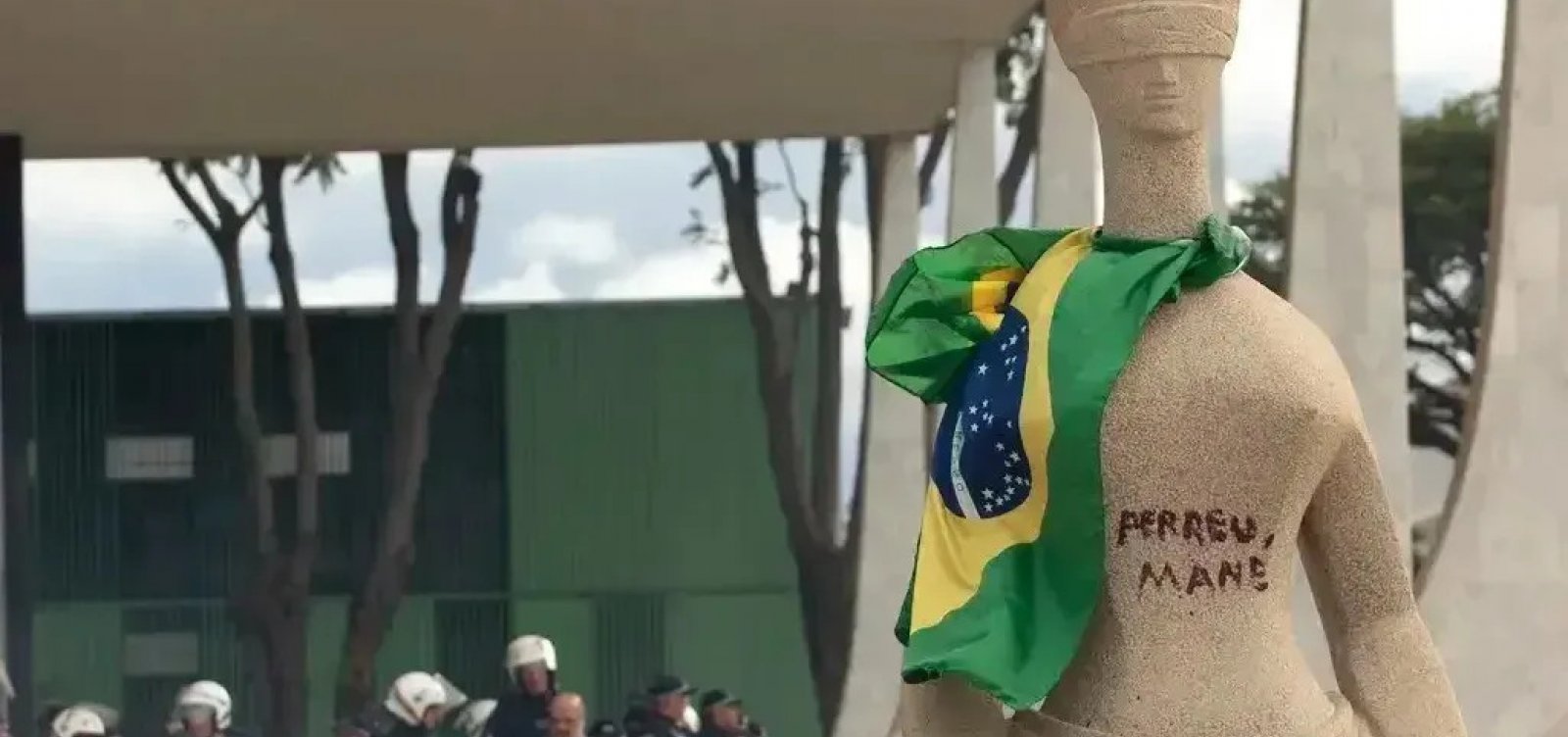 PGR denuncia mulher que pichou estátua do STF PGR denuncia mulher que pichou estátua do STF