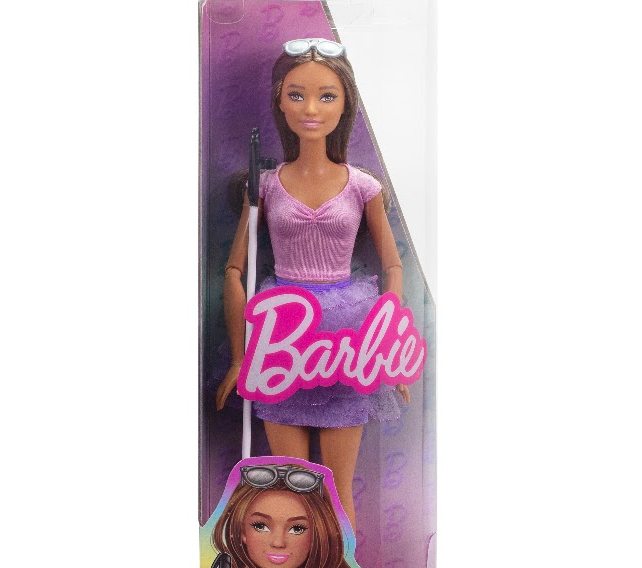 Primeira Barbie com deficiência é lançada usando roupas com textura e ...